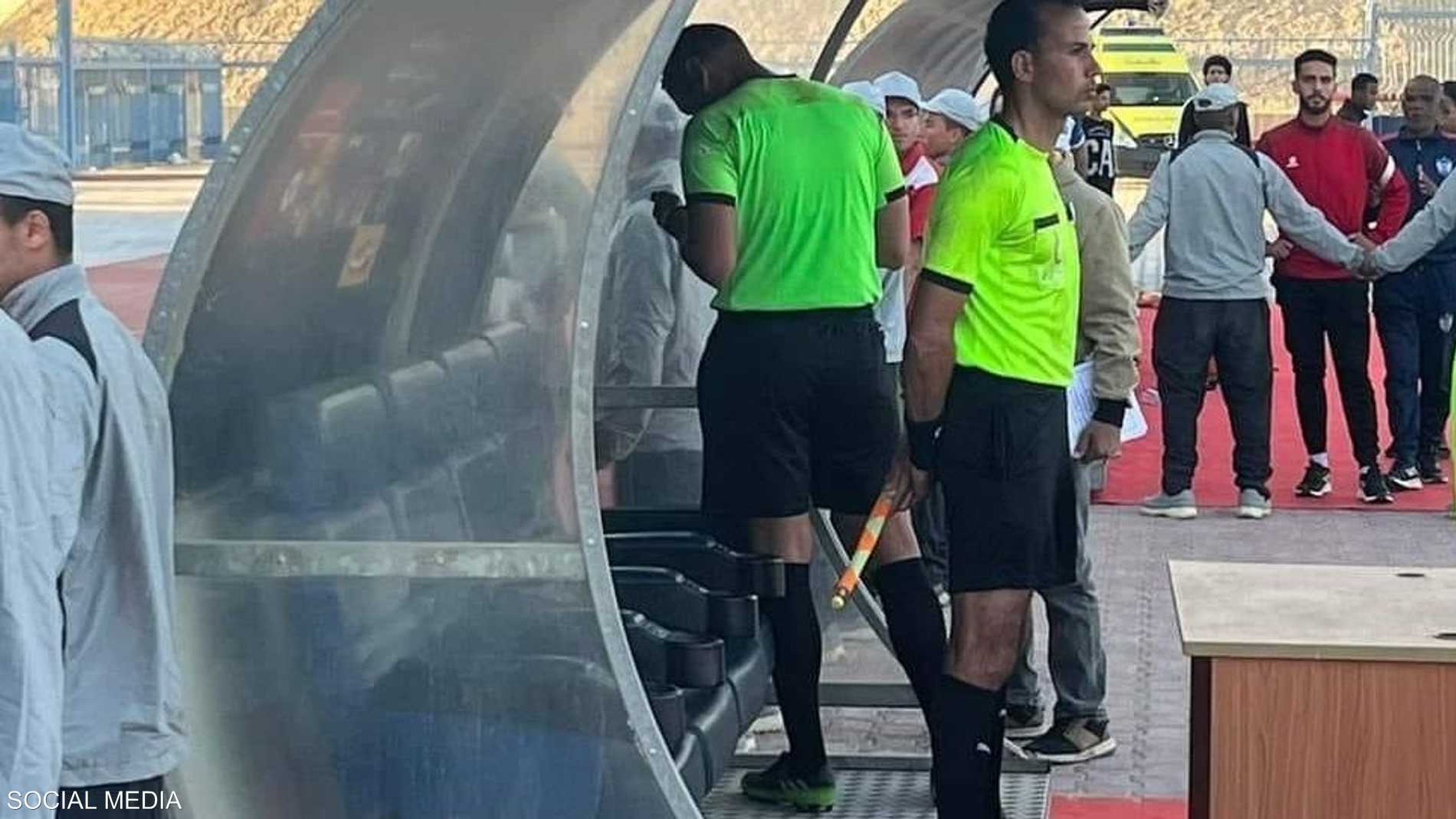 سكاي نيوز عربية رياضة بالفيديو حكم مصري يلجأ لهاتفه بدلا من